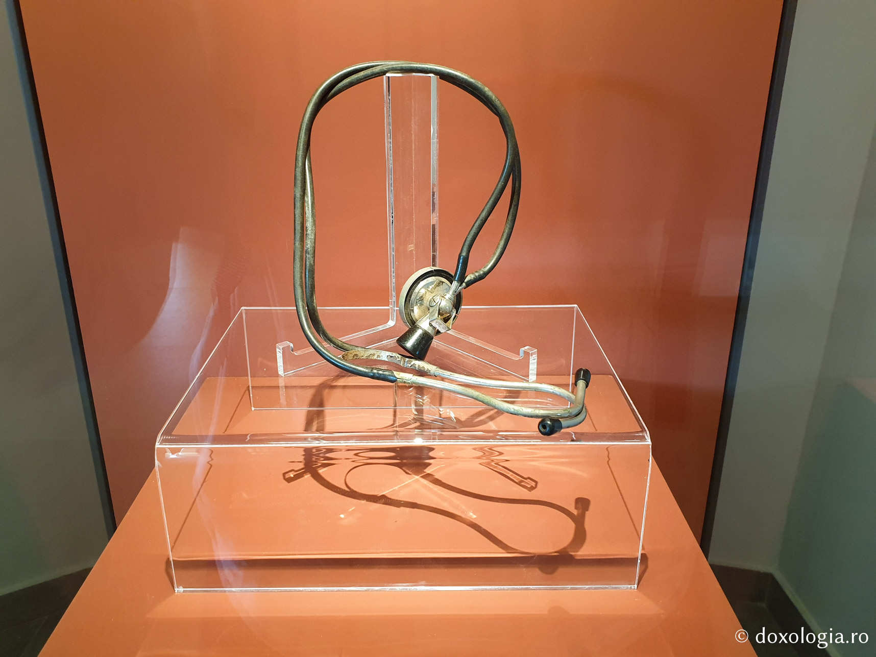 (Foto) Colecție impresionantă de obiecte și fotografii ale Sfântului ...