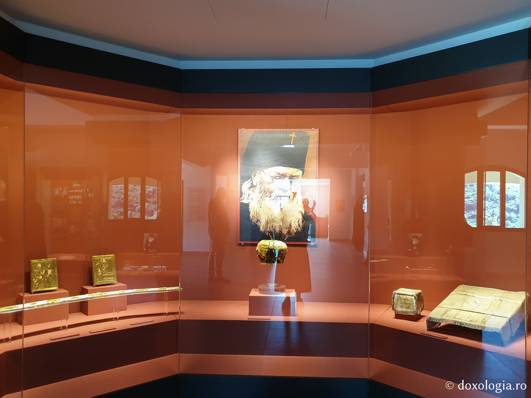 (Foto) Colecție impresionantă de obiecte și fotografii ale Sfântului ...