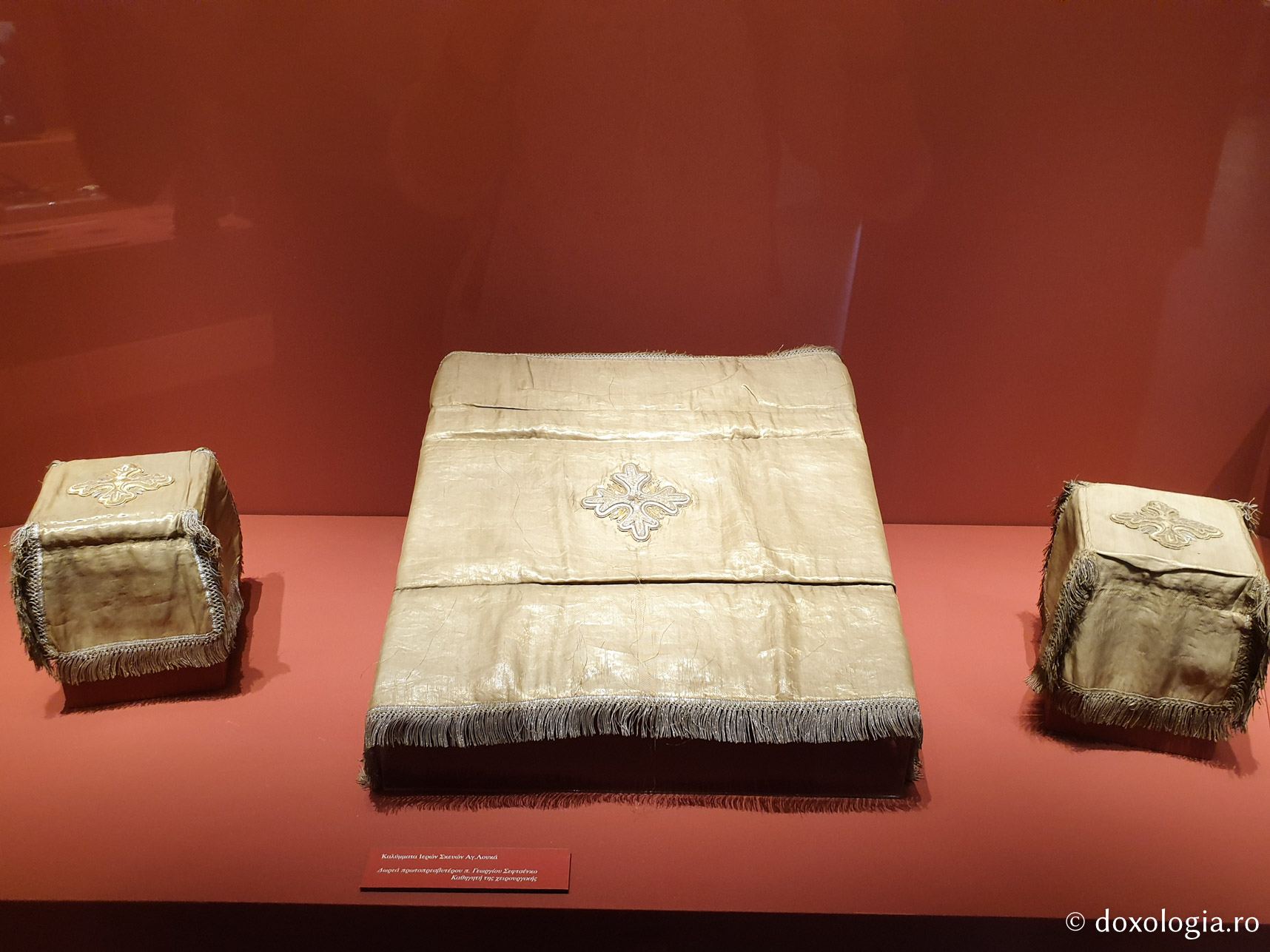 (Foto) Colecție impresionantă de obiecte și fotografii ale Sfântului ...