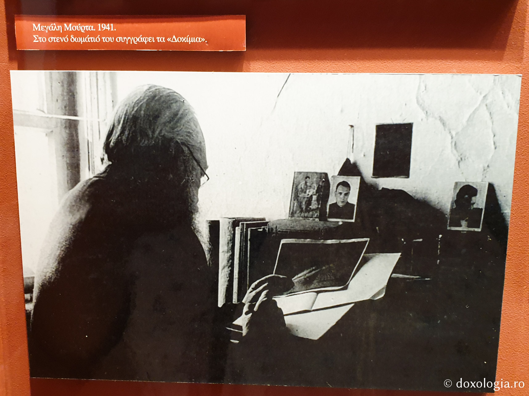 (Foto) Colecție impresionantă de obiecte și fotografii ale Sfântului ...