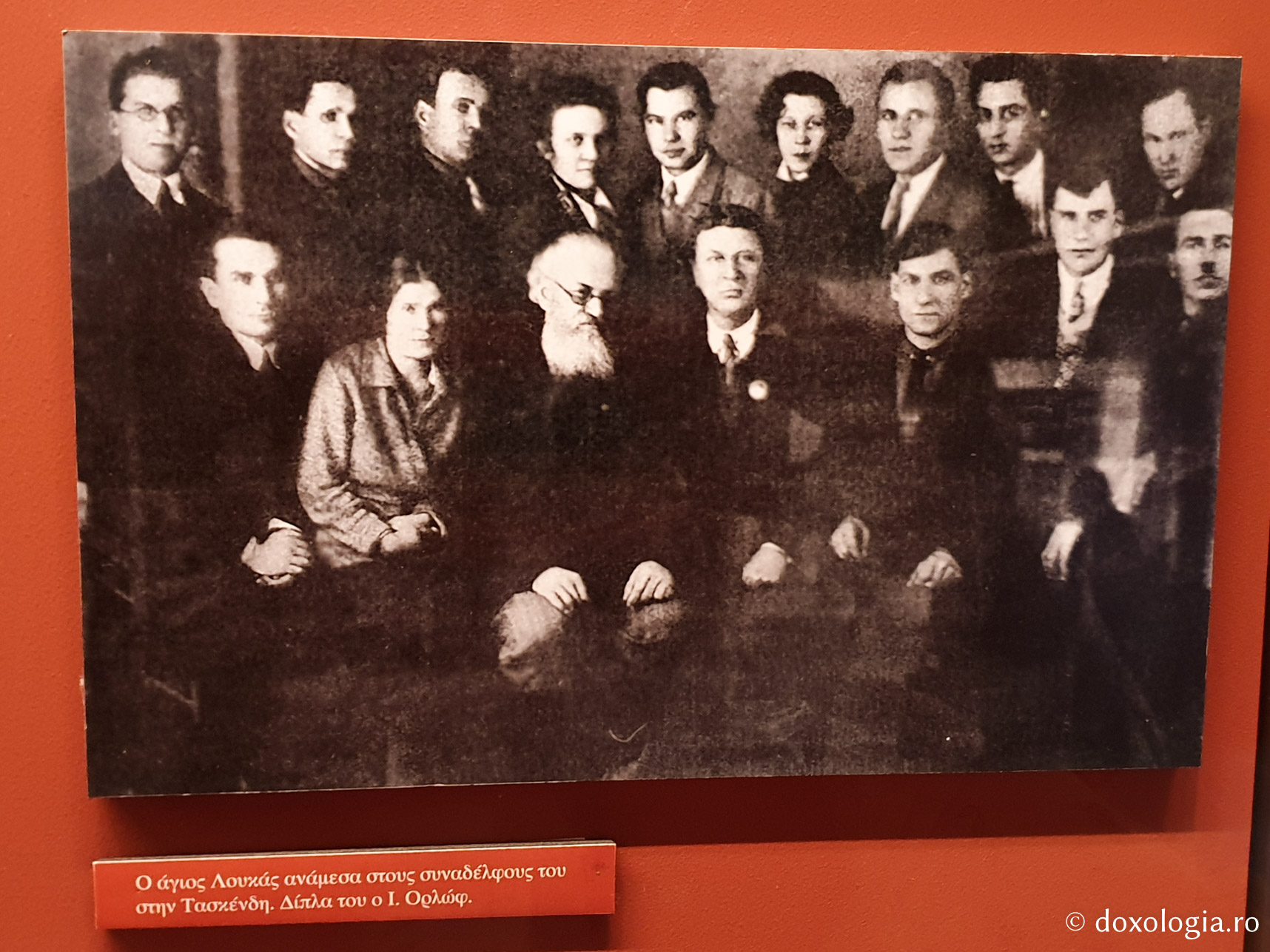 (Foto) Colecție impresionantă de obiecte și fotografii ale Sfântului ...