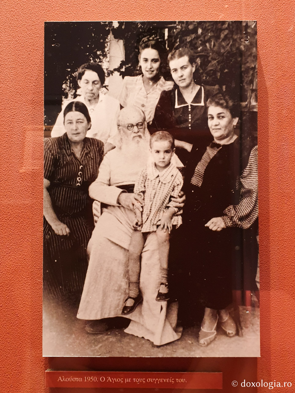 (Foto) Colecție impresionantă de obiecte și fotografii ale Sfântului ...