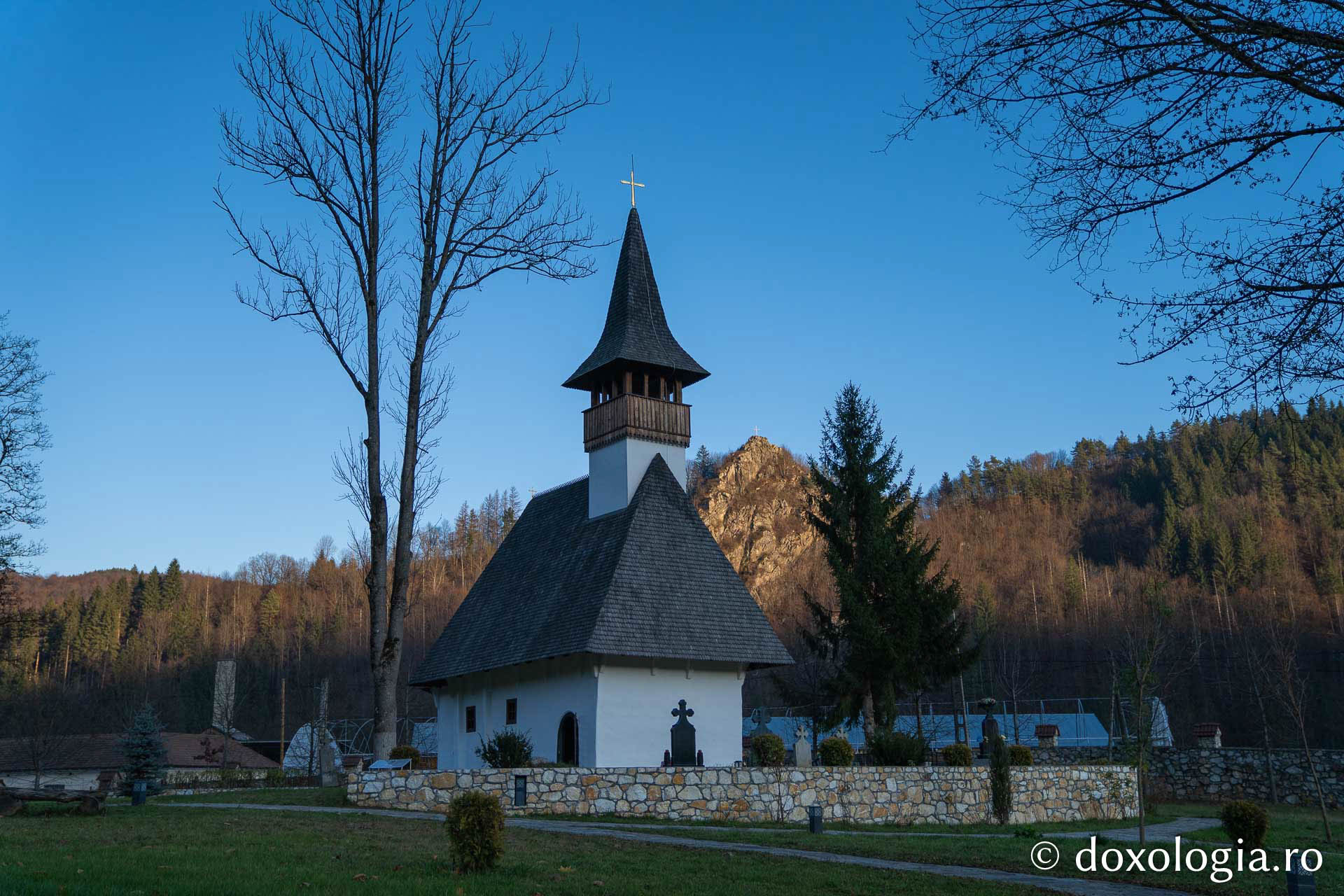 (Foto) Atmosferă de liniște și rugăciune la Mănăstirea Lupșa – Alba ...