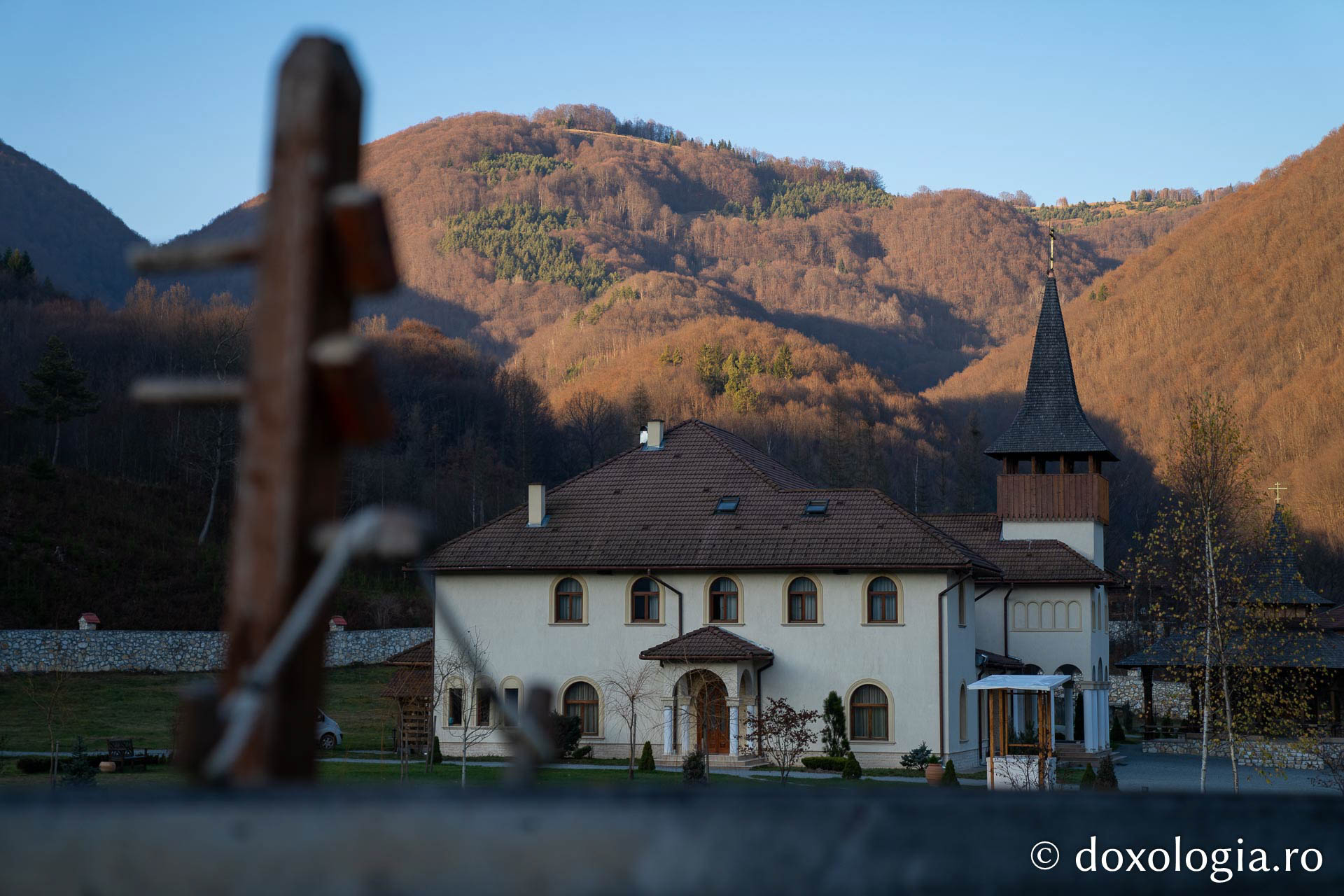(Foto) Atmosferă de liniște și rugăciune la Mănăstirea Lupșa – Alba ...
