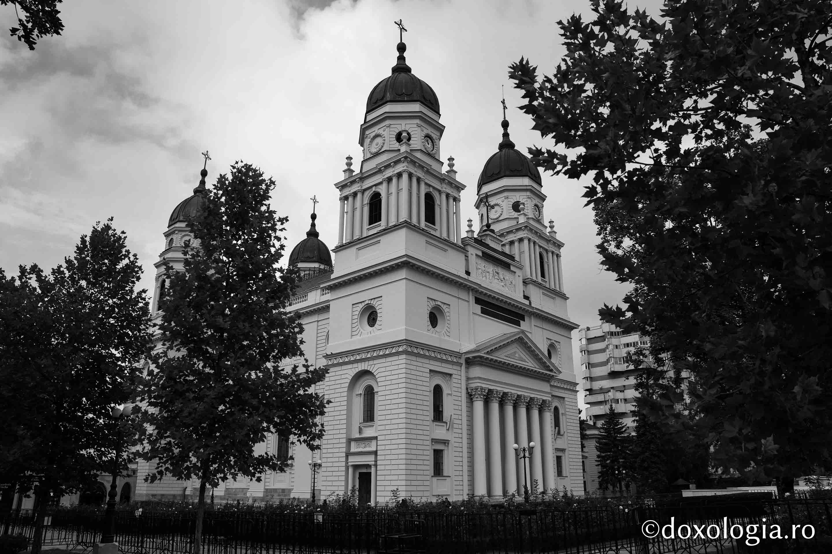 (Foto) Zile în alb și negru – la Hramul Sfintei Cuvioase Parascheva ...