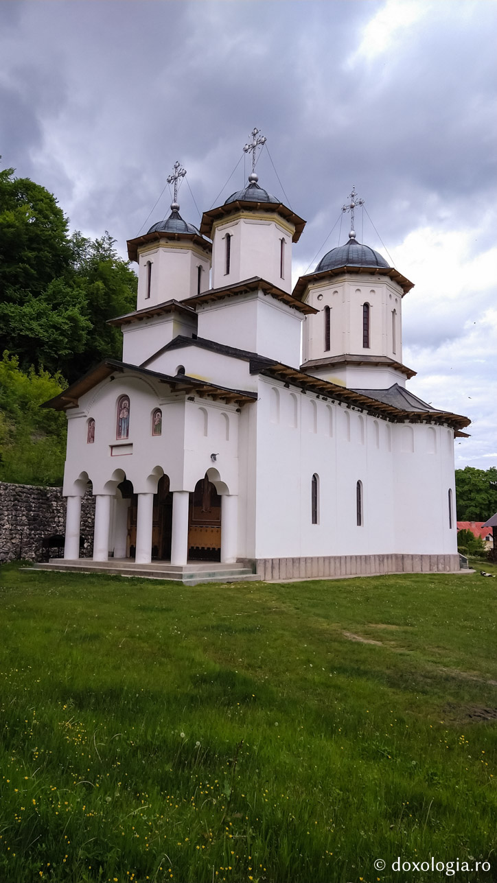 (Foto) Pătrunsa – o mănăstire de o frumusețe aparte | Doxologia