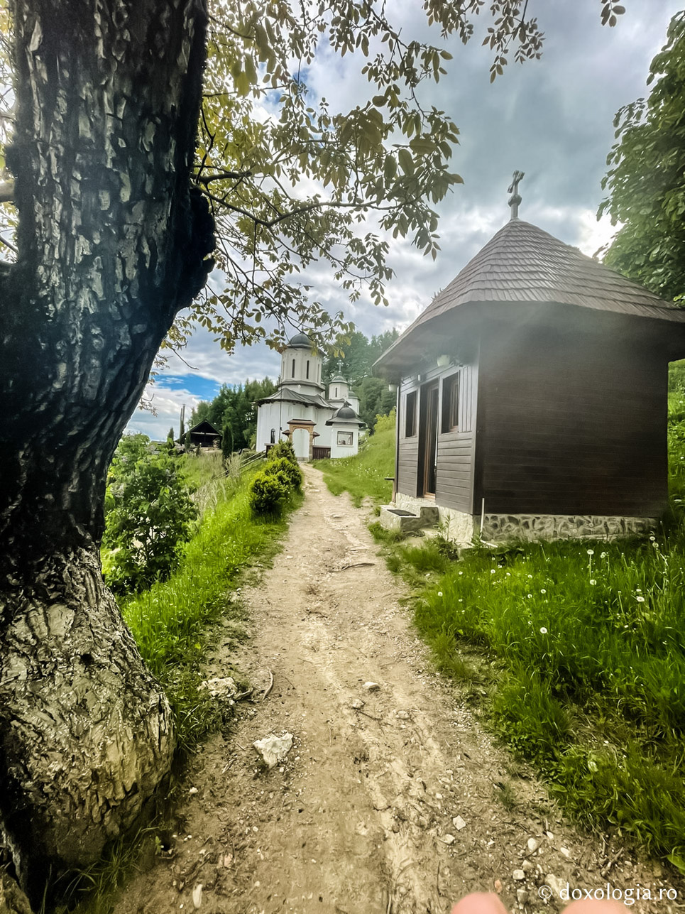 (Foto) Pătrunsa – o mănăstire de o frumusețe aparte | Doxologia