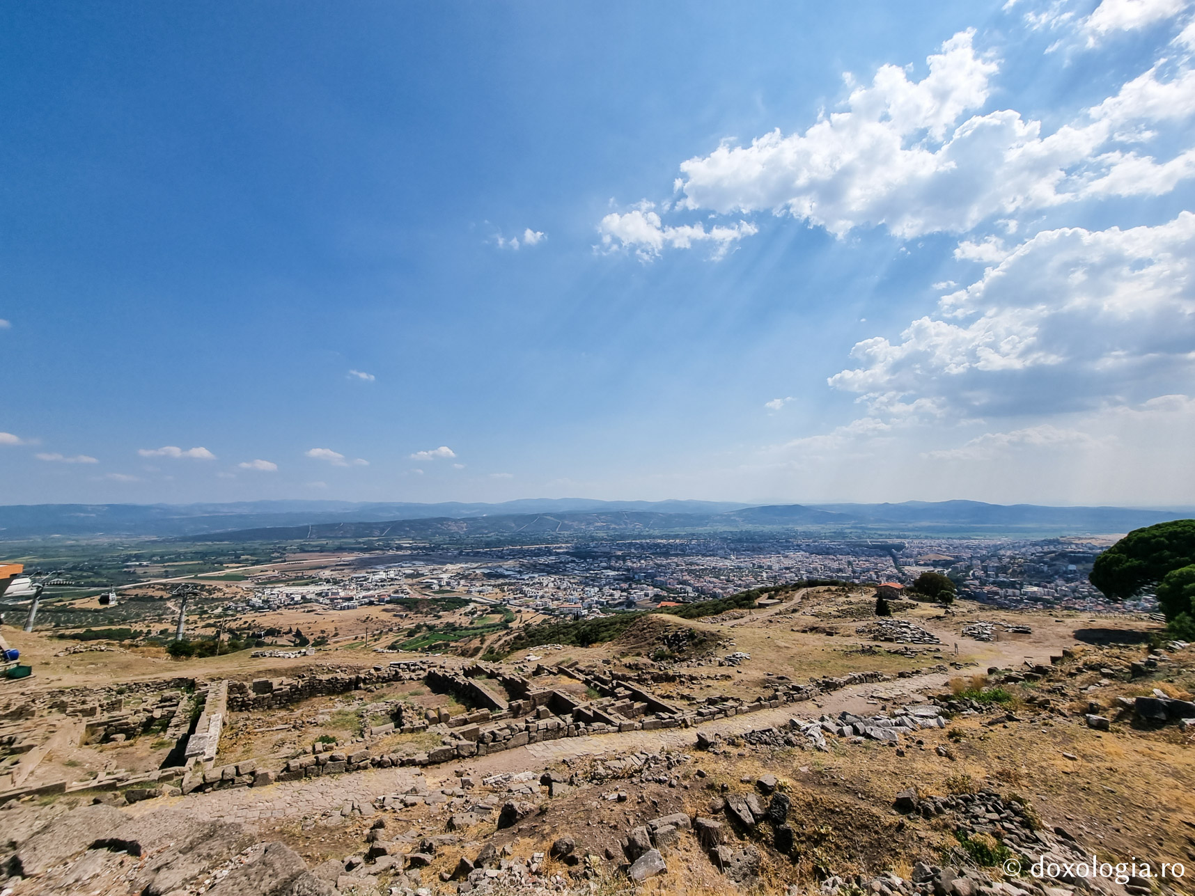 (Foto) Ruinele vechii cetăți Pergam – una din cele șapte Biserici ale ...