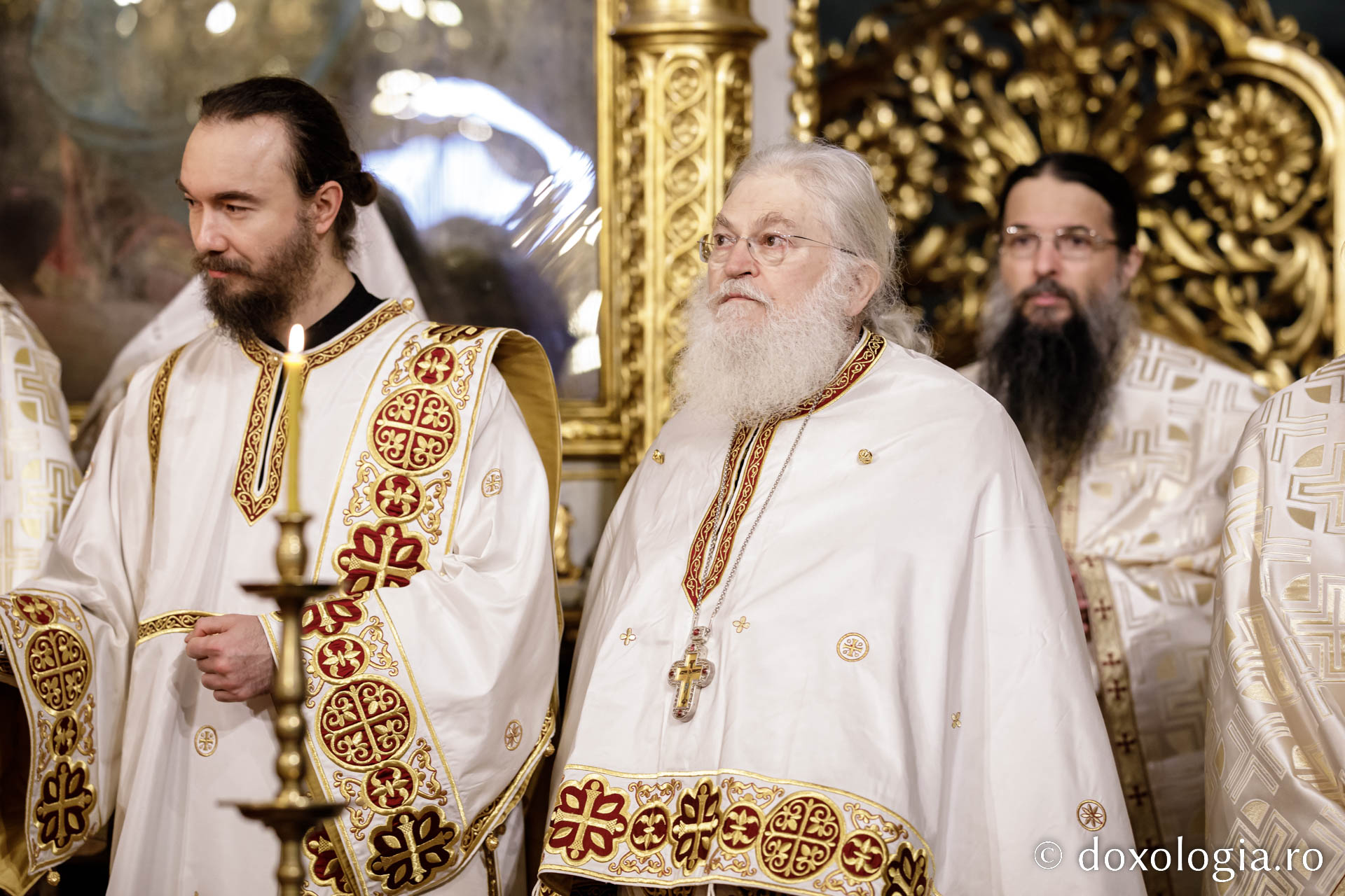 (Foto) Starețul Efrem al Mănăstirii Vatoped a slujit în Catedrala ...