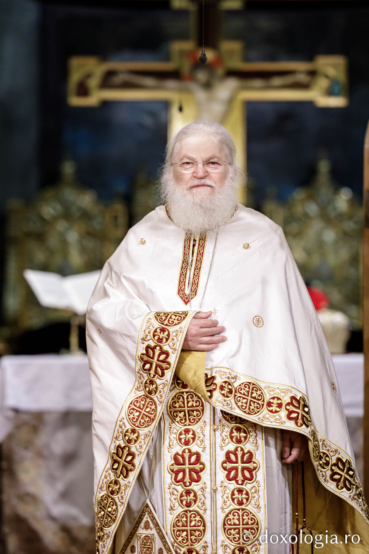 (Foto) Starețul Efrem al Mănăstirii Vatoped a slujit în Catedrala ...