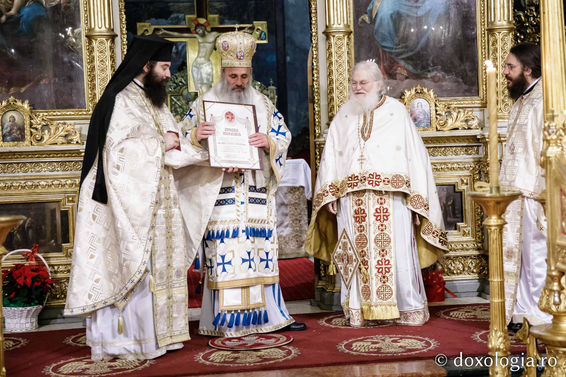 (Foto) Starețul Efrem al Mănăstirii Vatoped a slujit în Catedrala ...