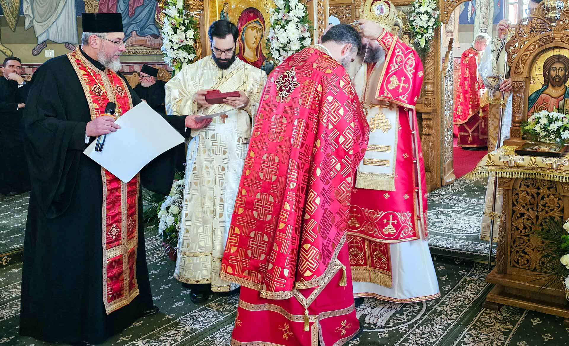 Liturghie arhierească și sfințire de casă socială la Parohia Boboiești ... Liturghie arhierească și sfințire de casă socială la Parohia Boboiești ...