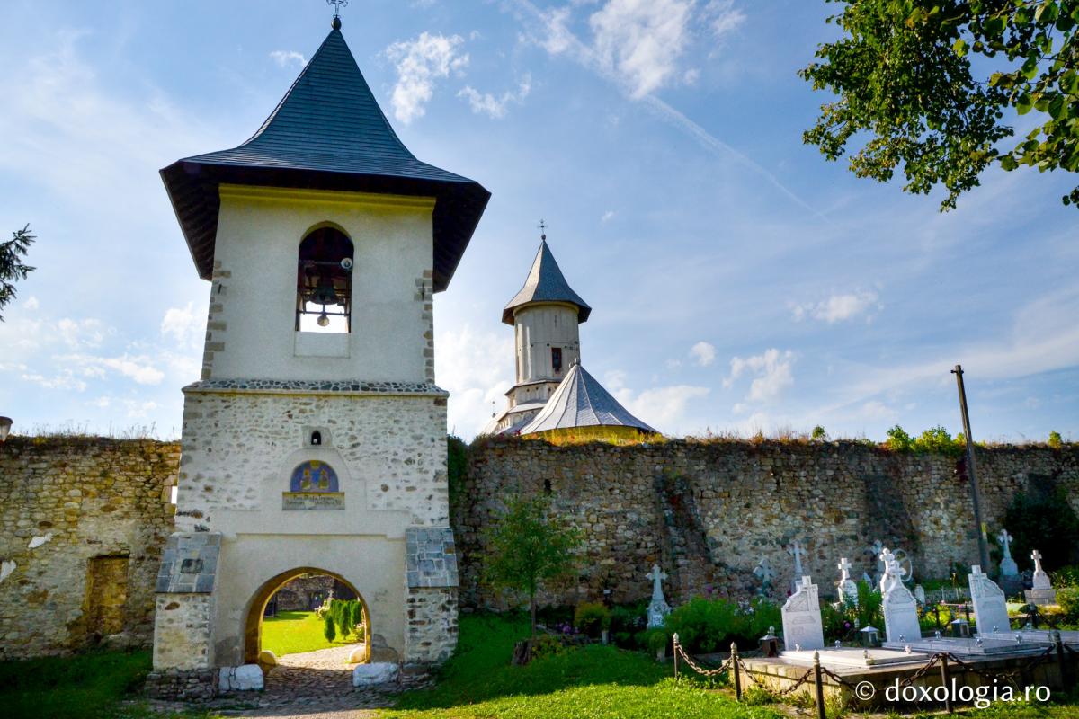 (Foto) Mănăstirea Tazlău – una dintre cele mai frumoase ctitorii ...