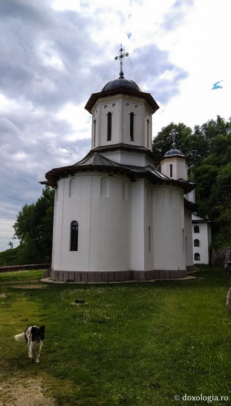 (Foto) Pătrunsa – o mănăstire de o frumusețe aparte | Doxologia