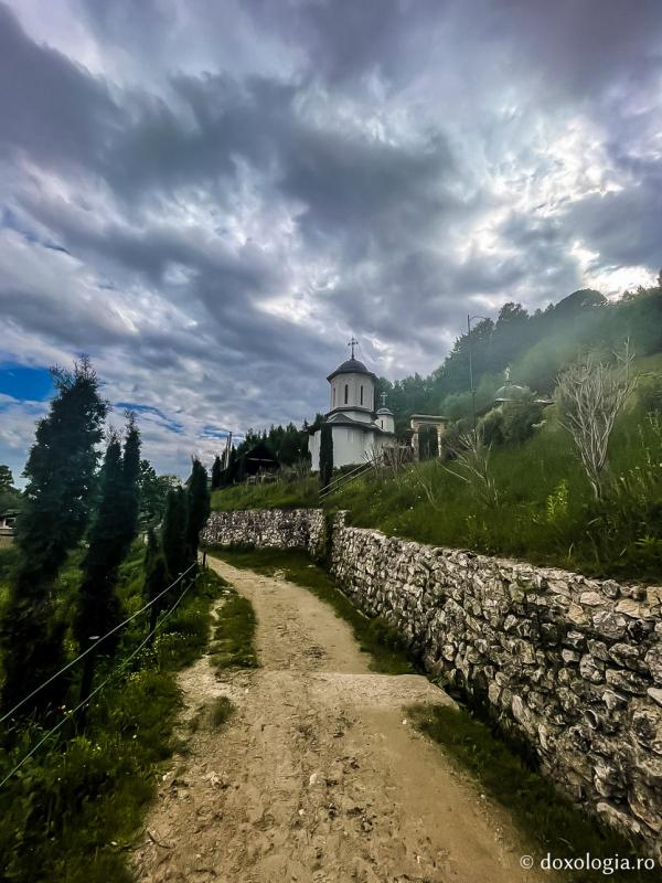 (Foto) Pătrunsa – o mănăstire de o frumusețe aparte | Doxologia