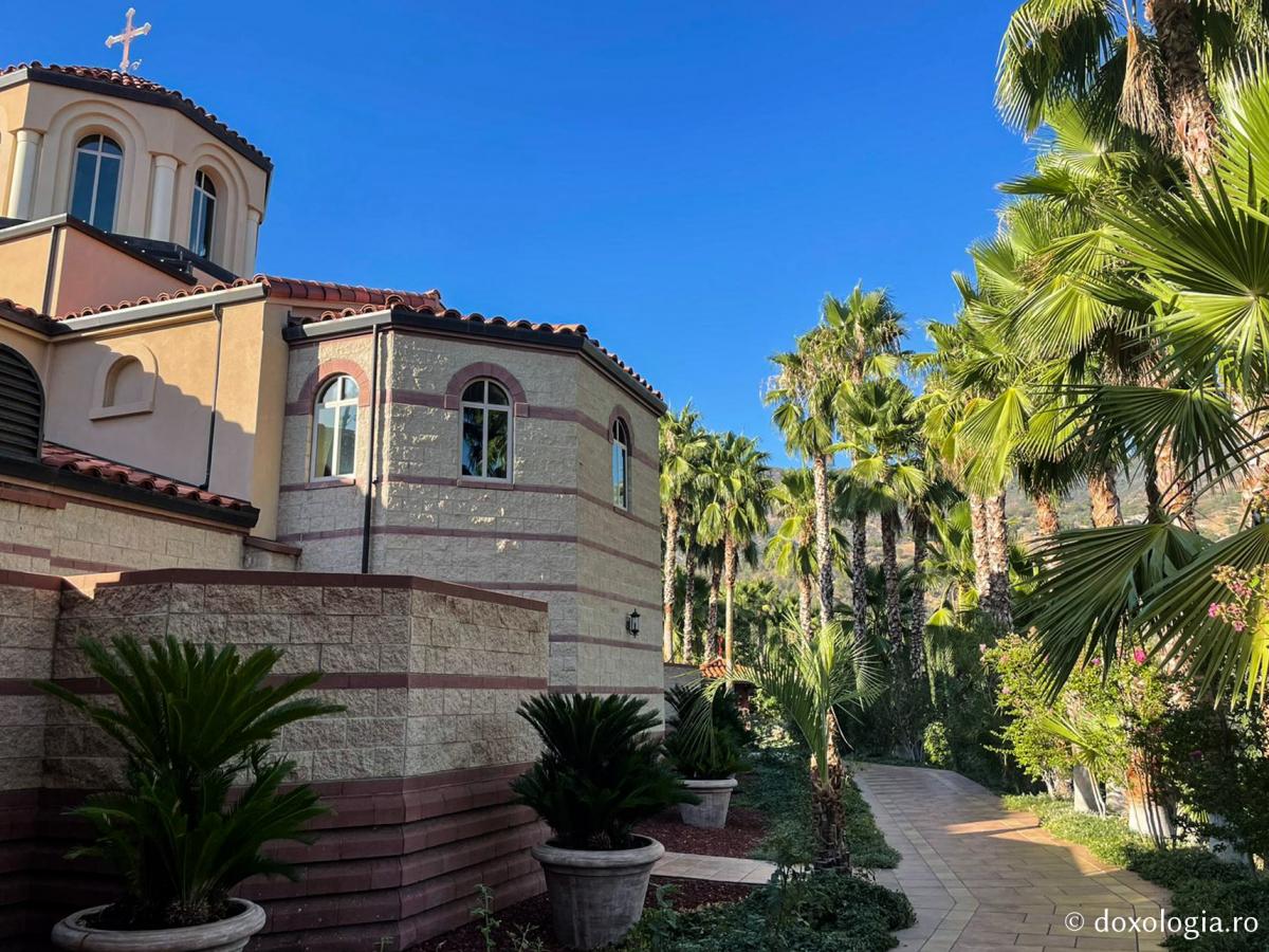 (Foto) Frumusețea Mănăstirii Izvorul Tămăduirii din Dunlap, California ...