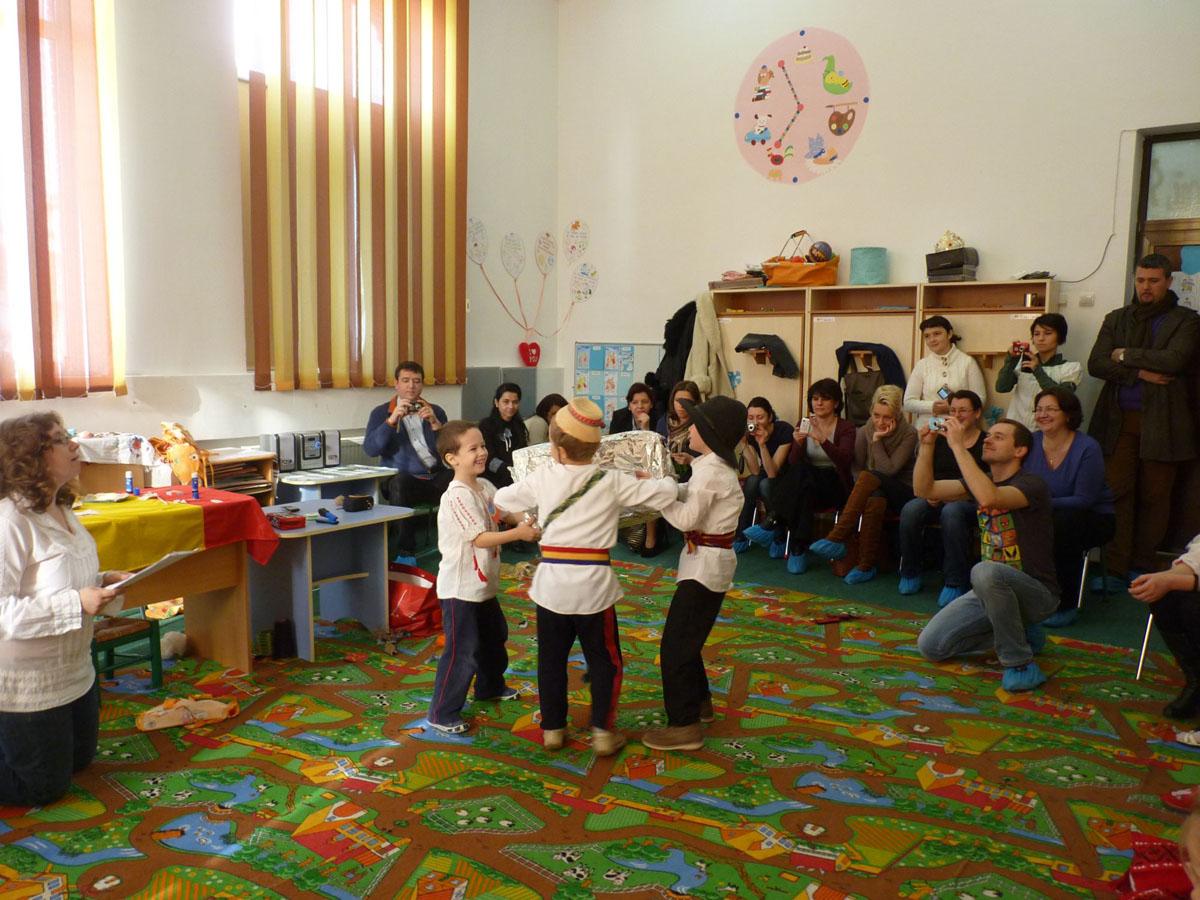 Copiii de la Grădiniţa „Buna Vestire“ descoperă tradiţiile bunicilor ...