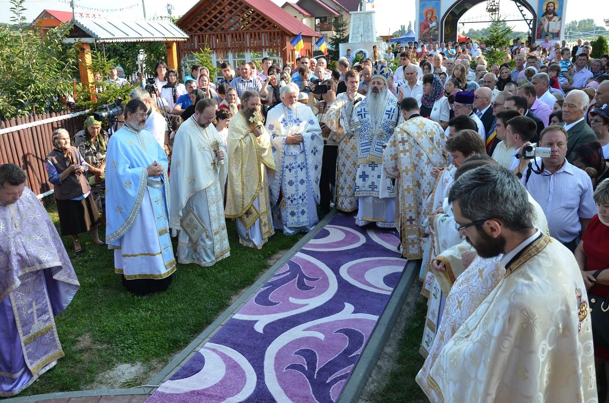 Sfânta Liturghie, slujba de sfinţire şi Taina Botezului, săvârşite de ...