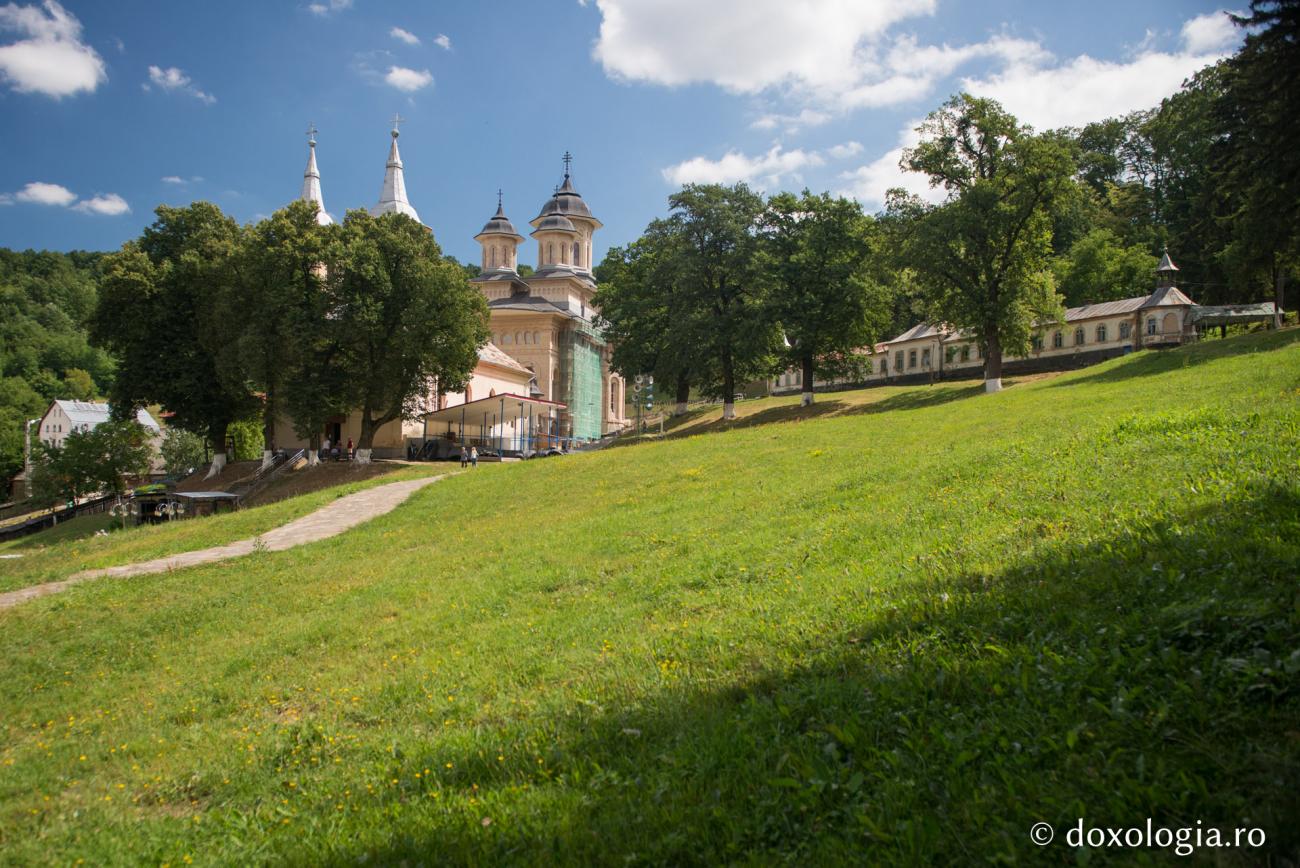 Biserica „Adormirea Maicii Domnului” de la Mănăstirea Nicula | Doxologia