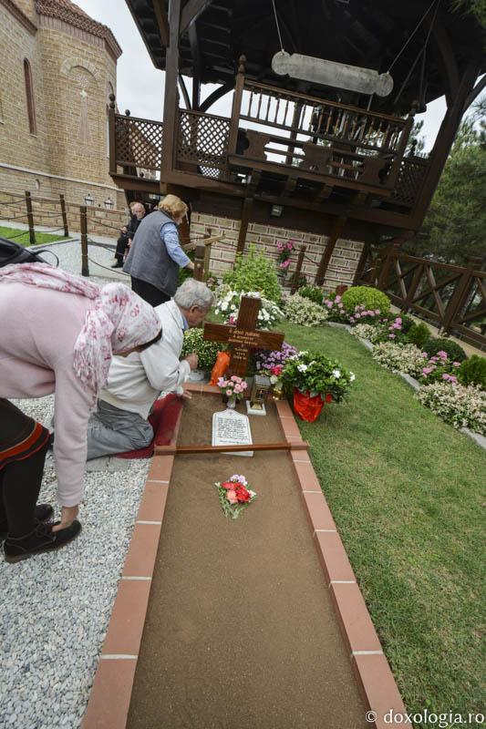 (Foto) La mormântul Sfântului Paisie Aghioritul | Doxologia