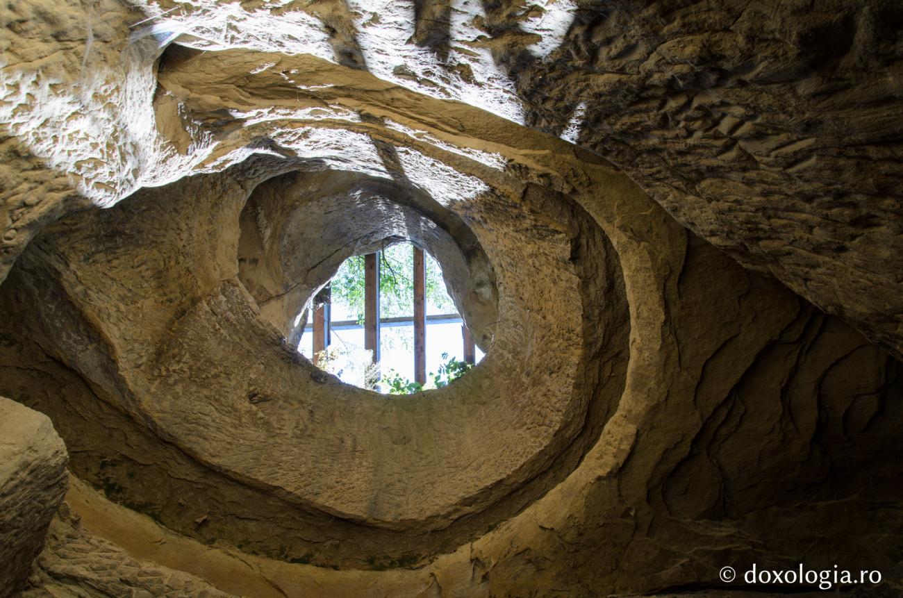 (Foto) Bisericile rupestre de la Şinca Veche | Doxologia