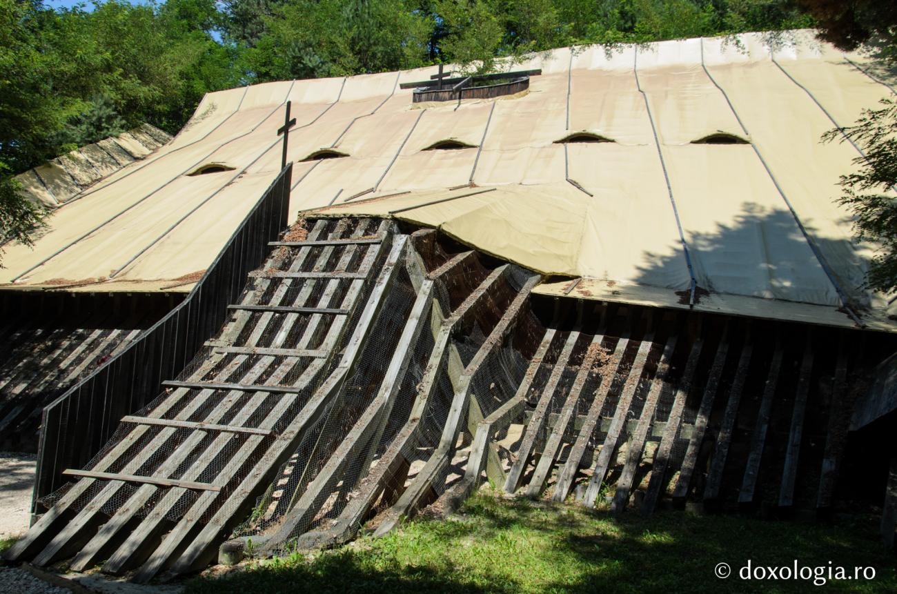 (Foto) Bisericile rupestre de la Şinca Veche | Doxologia