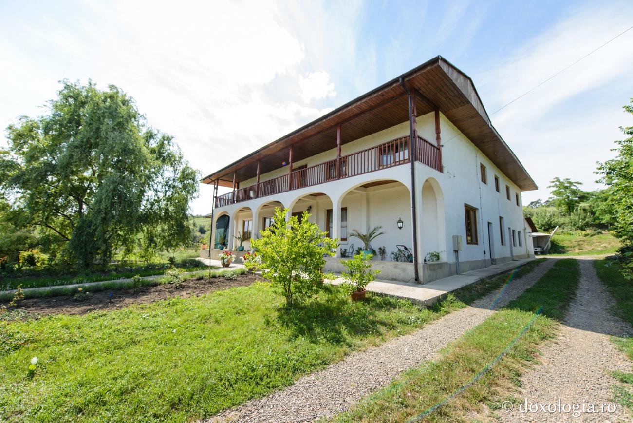 (Foto) Mănăstirea din dealul Copoului | Doxologia