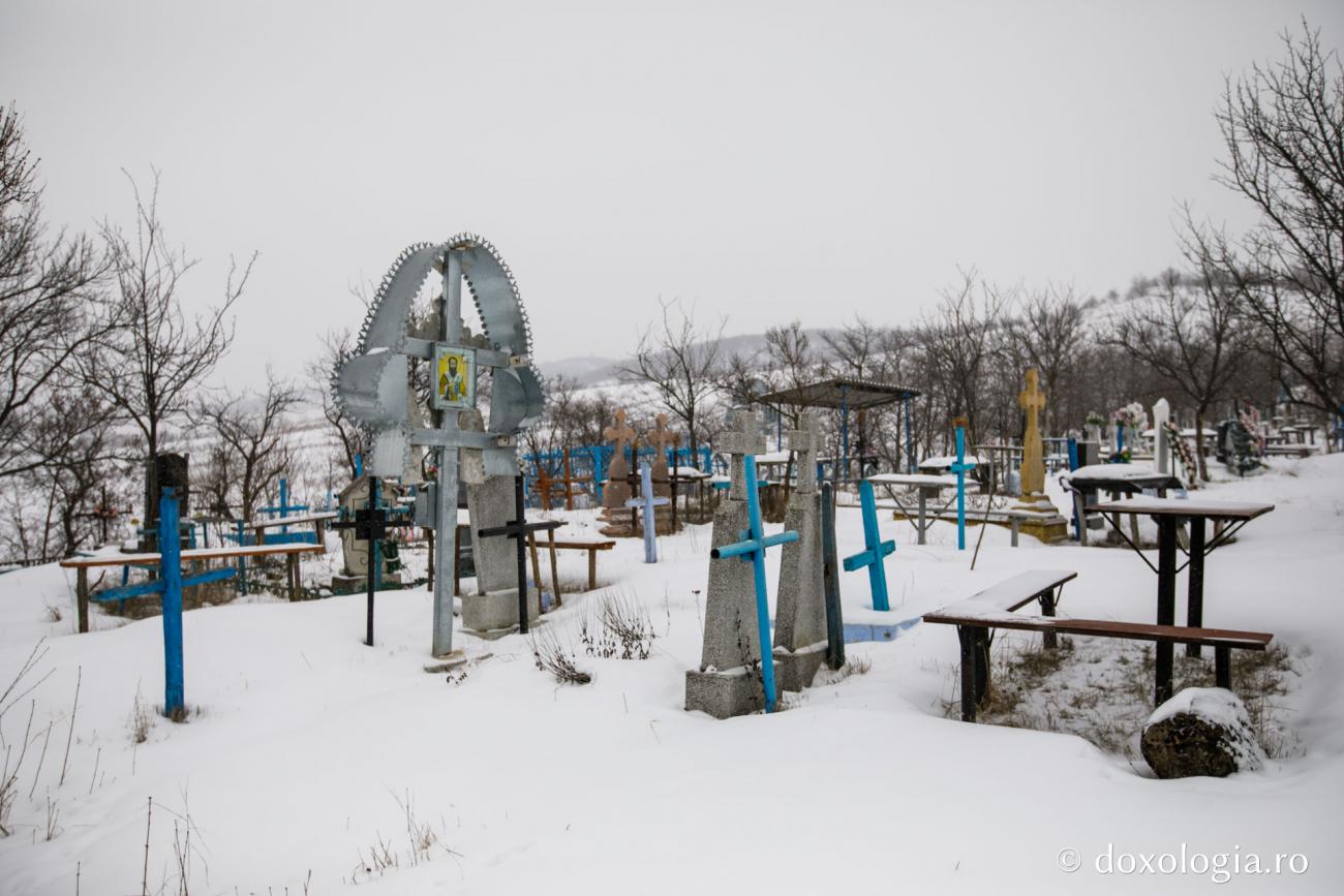 (Foto) Închinare în Biserica „Pogorârea Duhului Sfânt” din satul ...