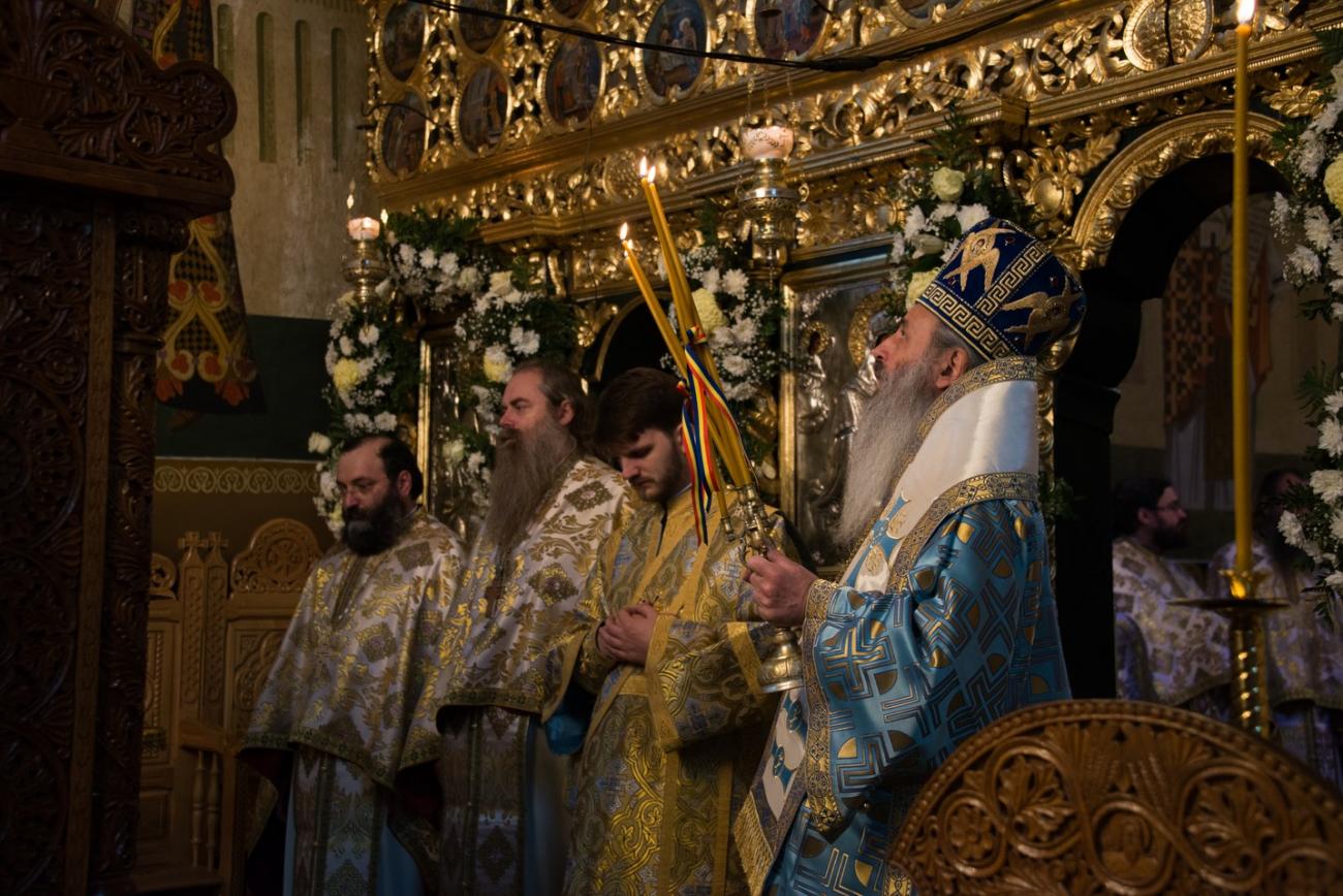 (Foto) Hram la Schitul Vovidenia al Mănăstirii Neamț: IPS Mitropolit ...