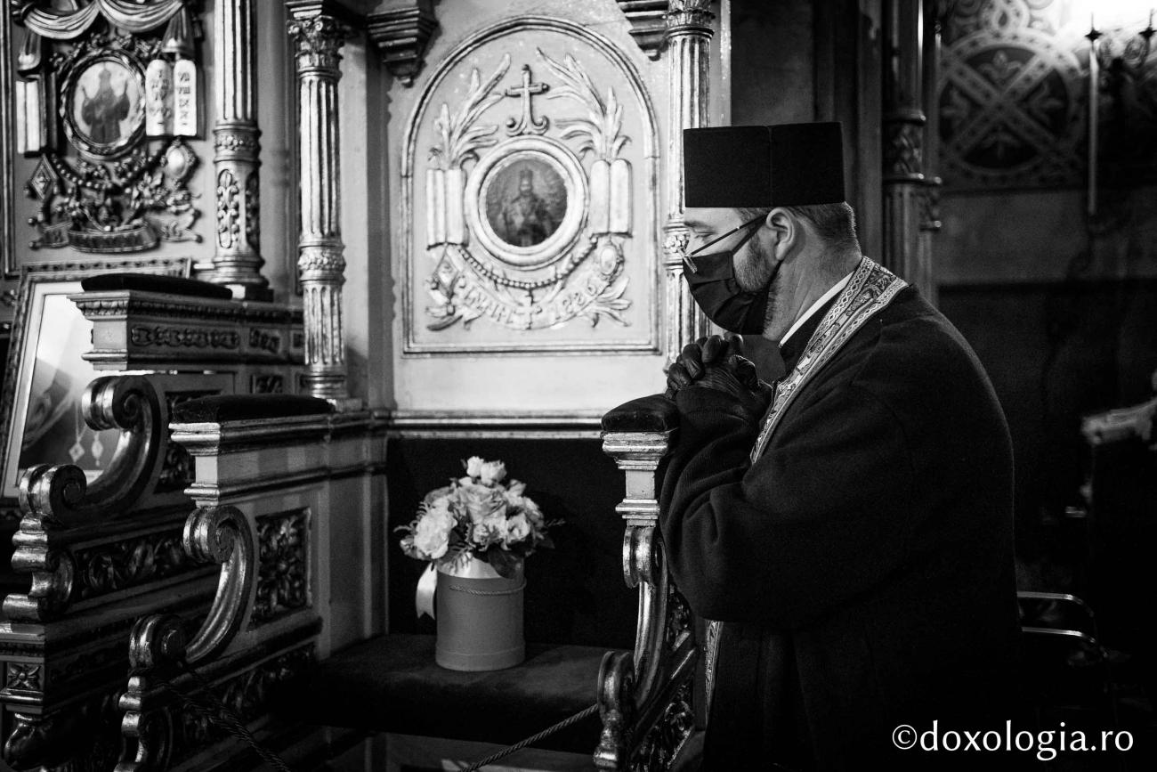 (Foto) Zile în alb și negru – la Hramul Sfintei Cuvioase Parascheva ...