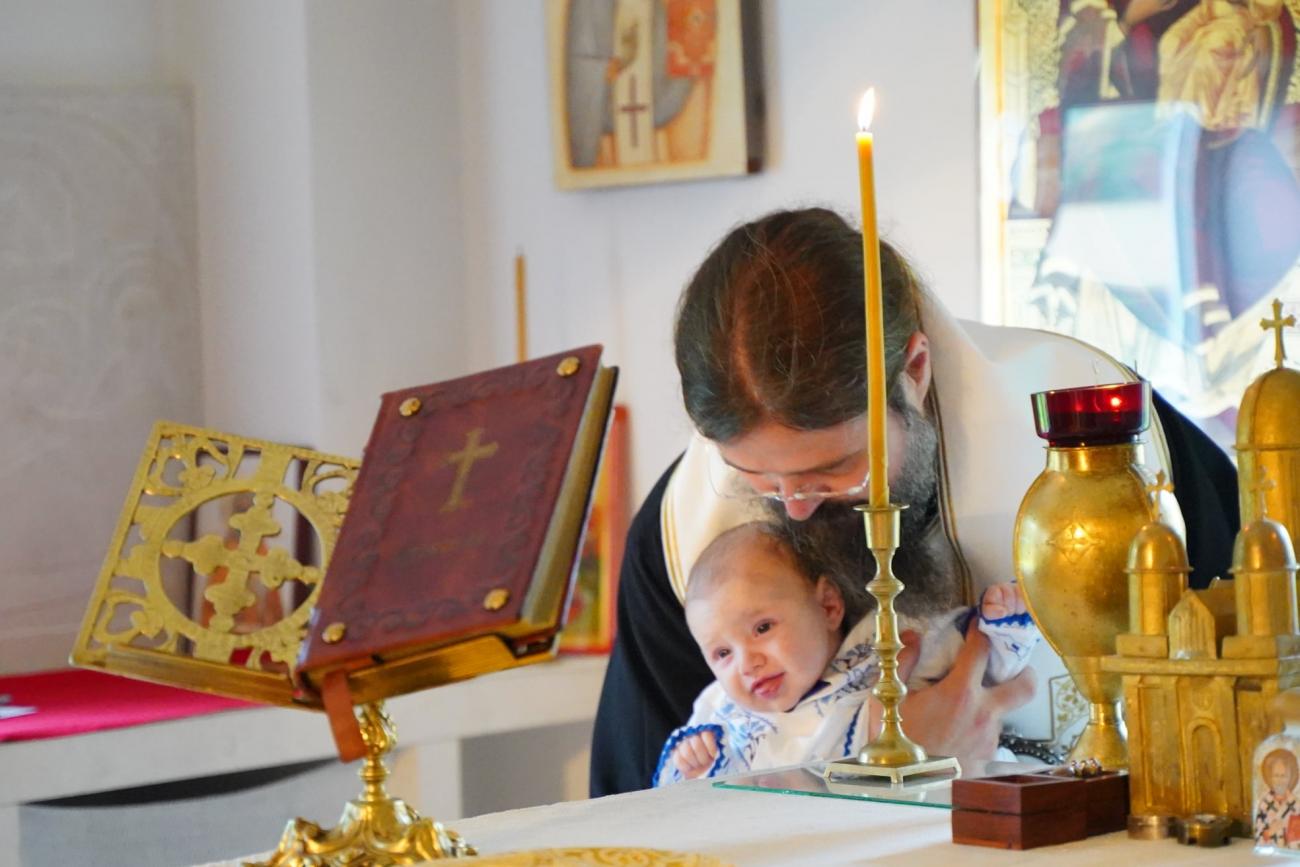 (Foto) Taina Sfântului Botez, la Paraclisul Episcopal din Stockholm ...