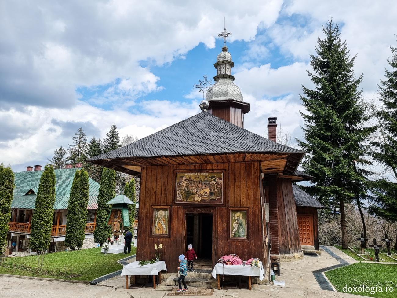 (Foto) Liniștea de la Mănăstirea Sihla | Doxologia