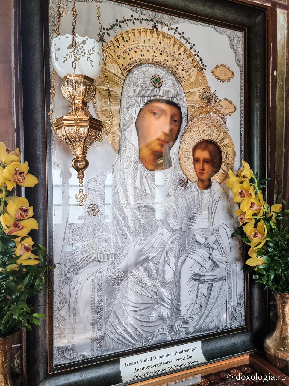 (Foto) Liniștea de la Mănăstirea Sihla | Doxologia
