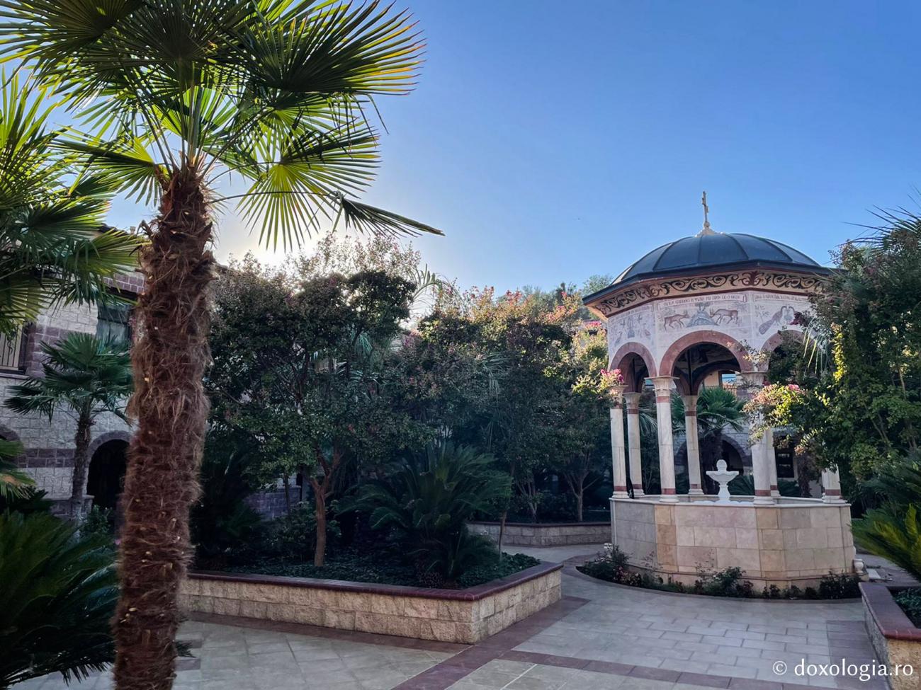 (Foto) Frumusețea Mănăstirii Izvorul Tămăduirii din Dunlap, California ...