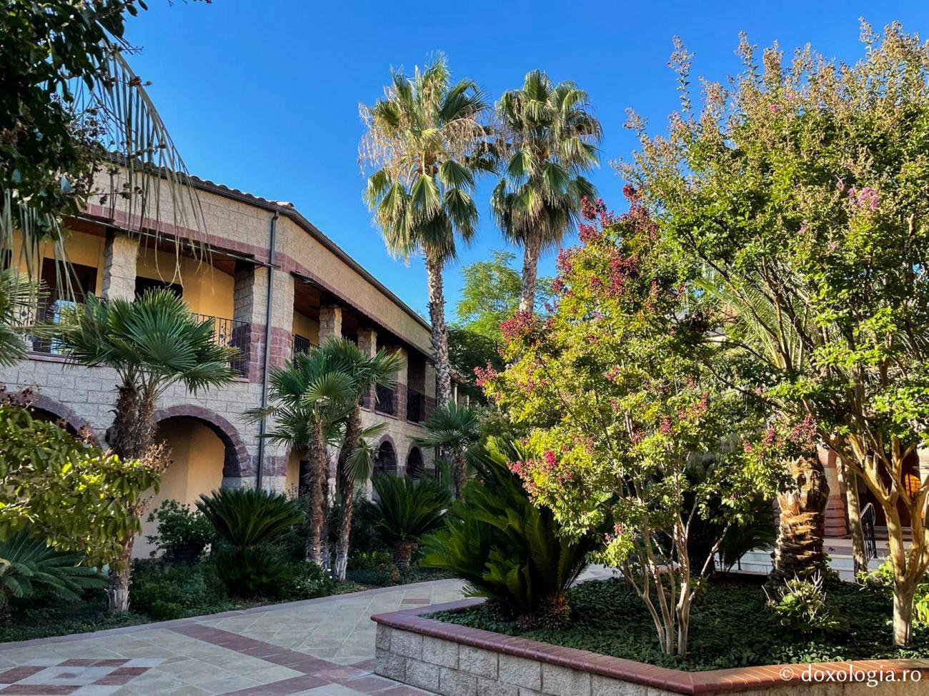 (Foto) Frumusețea Mănăstirii Izvorul Tămăduirii din Dunlap, California ...