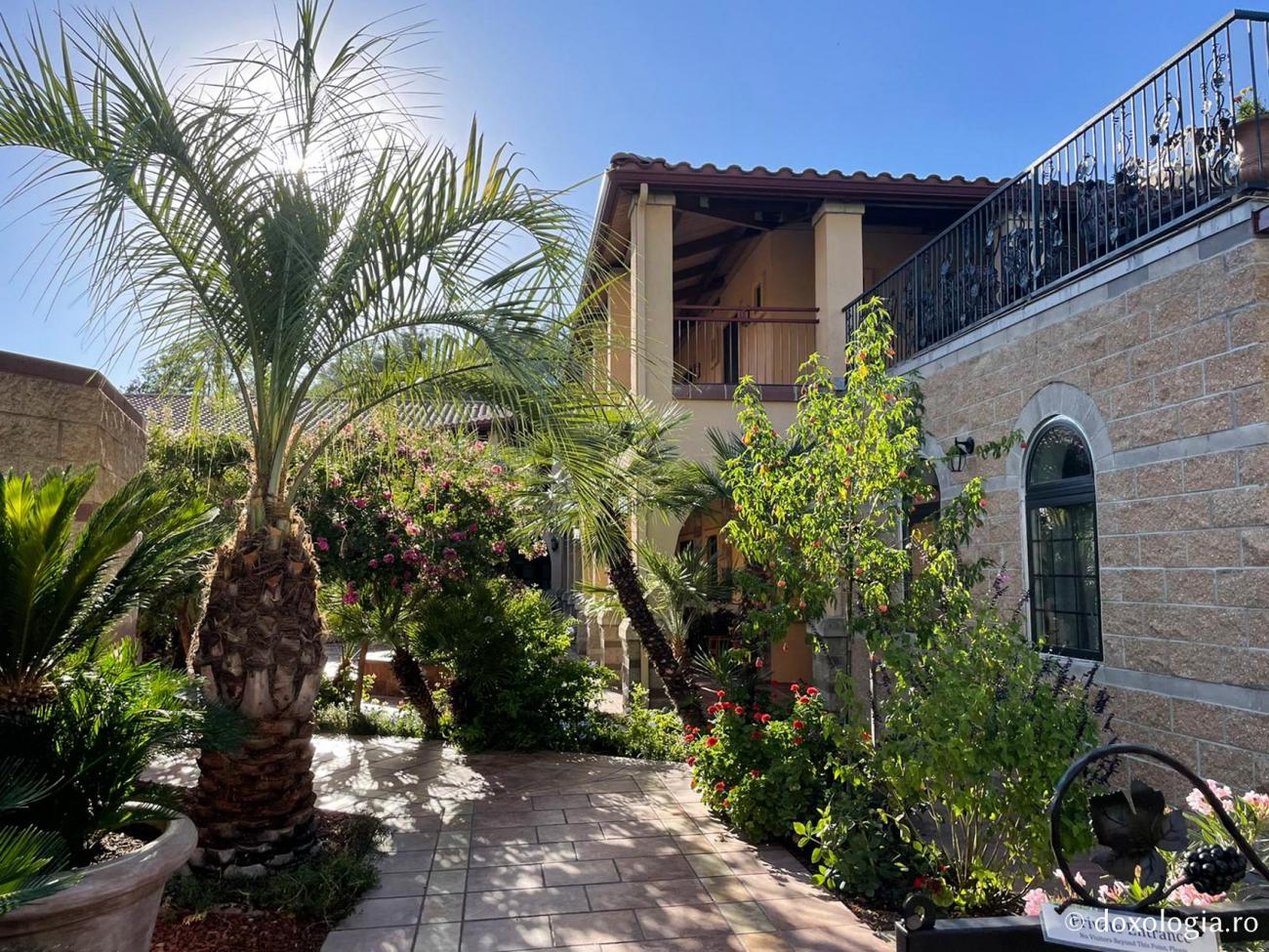 (Foto) Frumusețea Mănăstirii Izvorul Tămăduirii din Dunlap, California ...