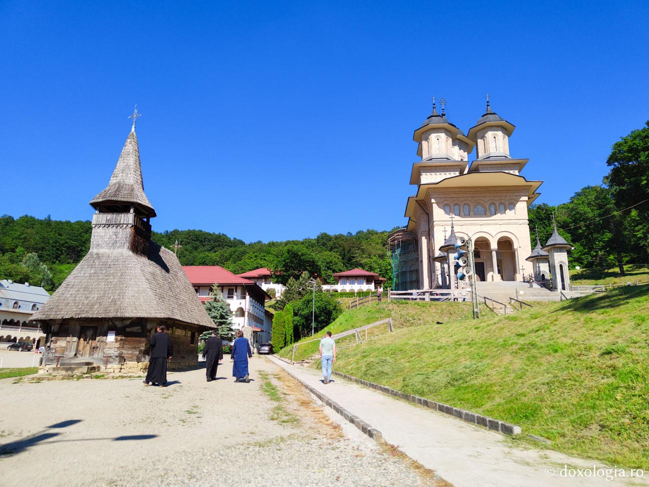 (Foto) Mănăstirea Nicula – renumită pentru icoana făcătoare de minuni a ...