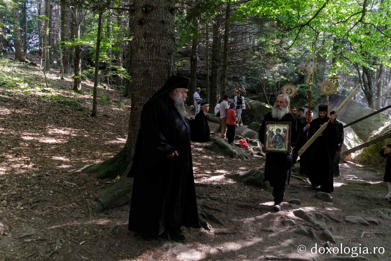 (Foto) Procesiune la peștera Sfintei Teodora de la Sihla | Doxologia