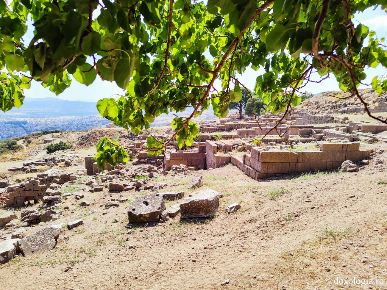 (Foto) Ruinele vechii cetăți Pergam – una din cele șapte Biserici ale ...