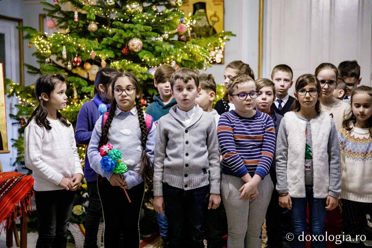 (Foto) Școala „Vasile Conta” Iași, clasele a II-a A și B – Colindători ...