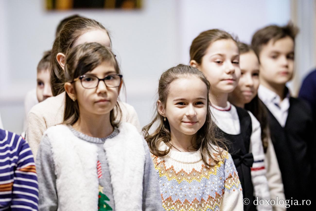 (Foto) Școala „Vasile Conta” Iași, clasele a II-a A și B – Colindători ...