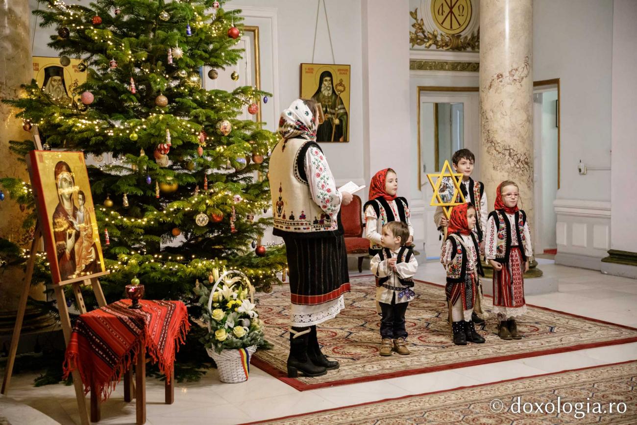 (Foto) Fam. pr. Istrate Mihail - Stănești – Colindători la Reședința ...