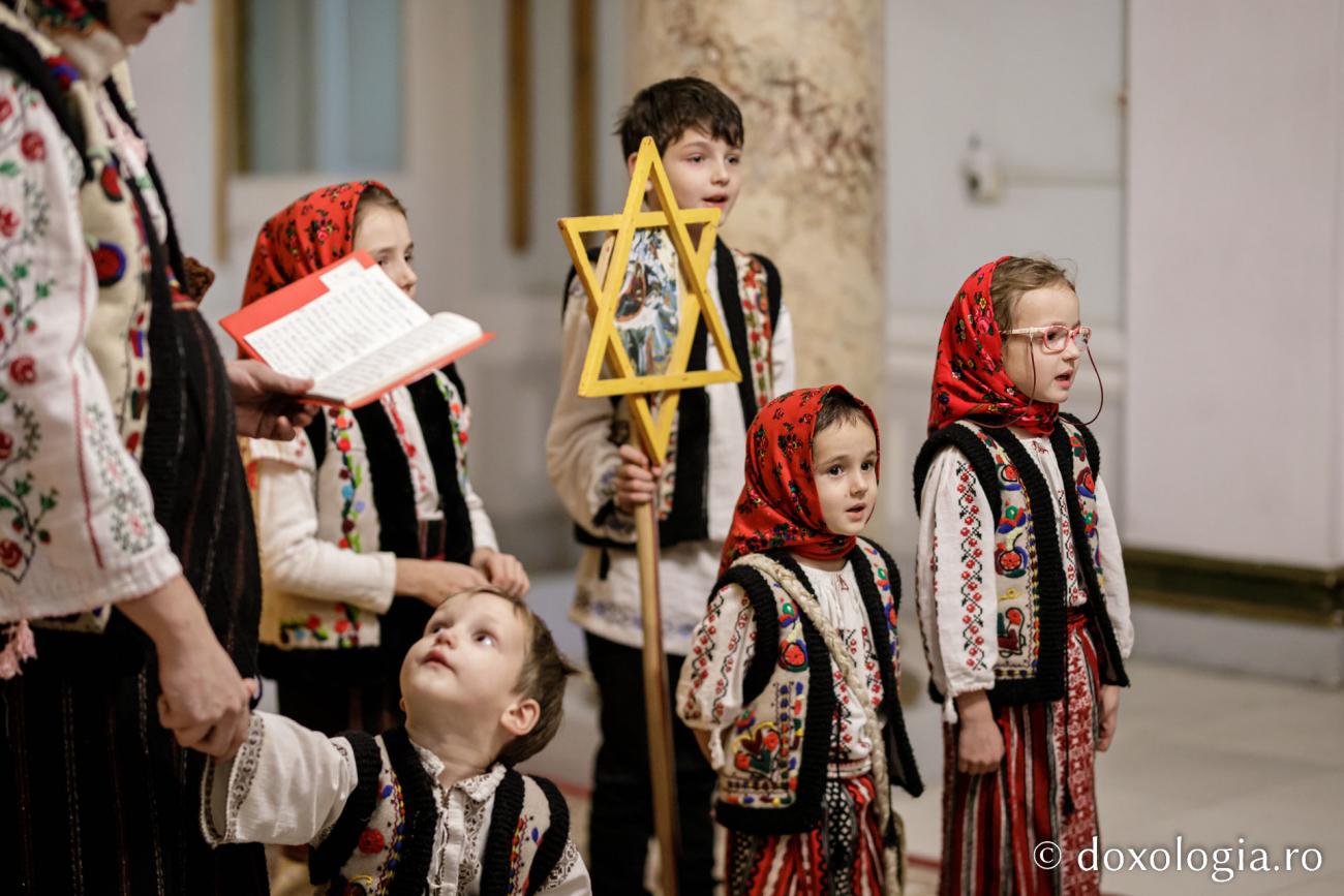 (Foto) Fam. pr. Istrate Mihail - Stănești – Colindători la Reședința ...
