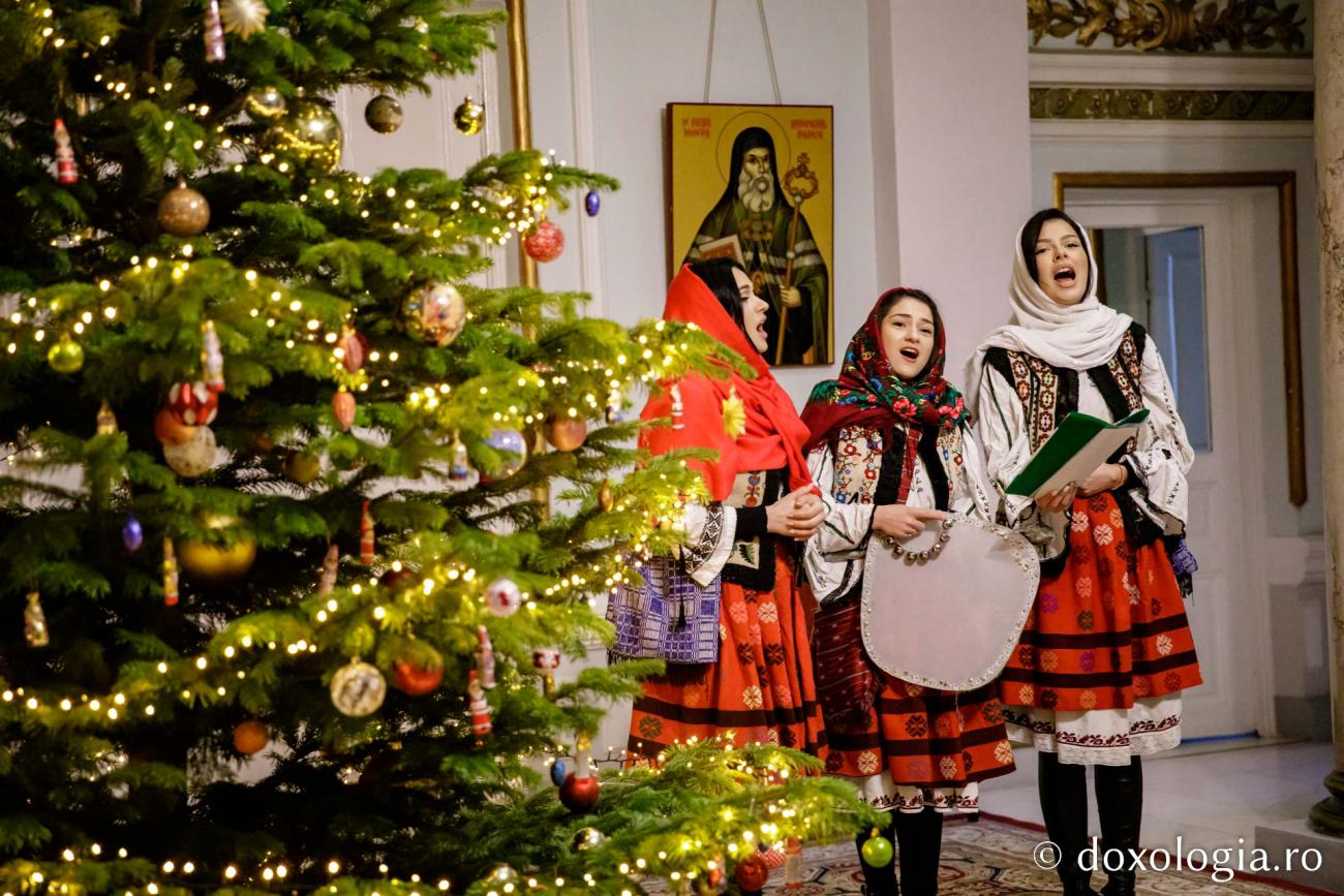 (Foto) Grupul „Pe aripi de Colind” – Colindători la Reședința ...