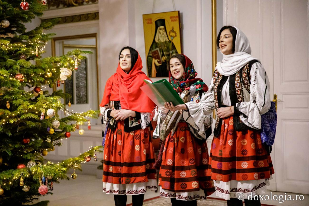 (Foto) Grupul „Pe aripi de Colind” – Colindători la Reședința ...