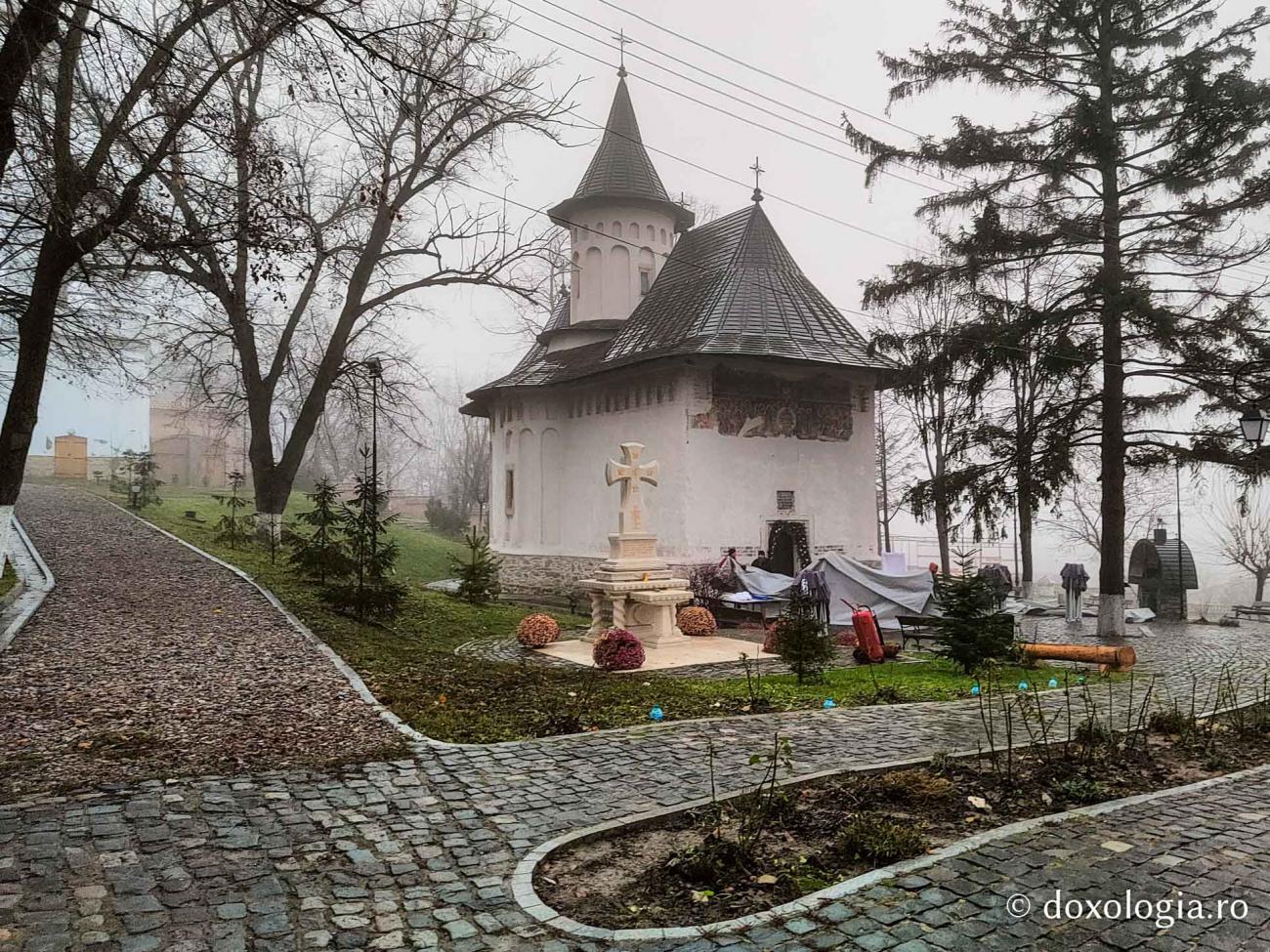 (Foto) Liniștea de la Mănăstirea Coșula | Doxologia