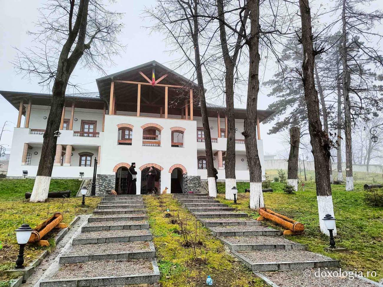 (Foto) Liniștea de la Mănăstirea Coșula | Doxologia