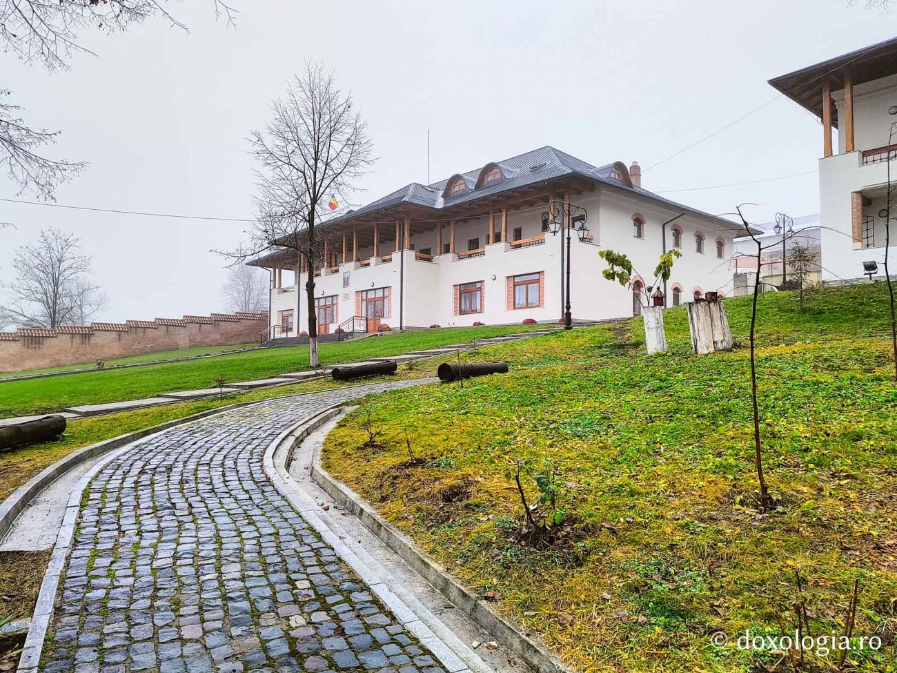 (Foto) Liniștea de la Mănăstirea Coșula | Doxologia