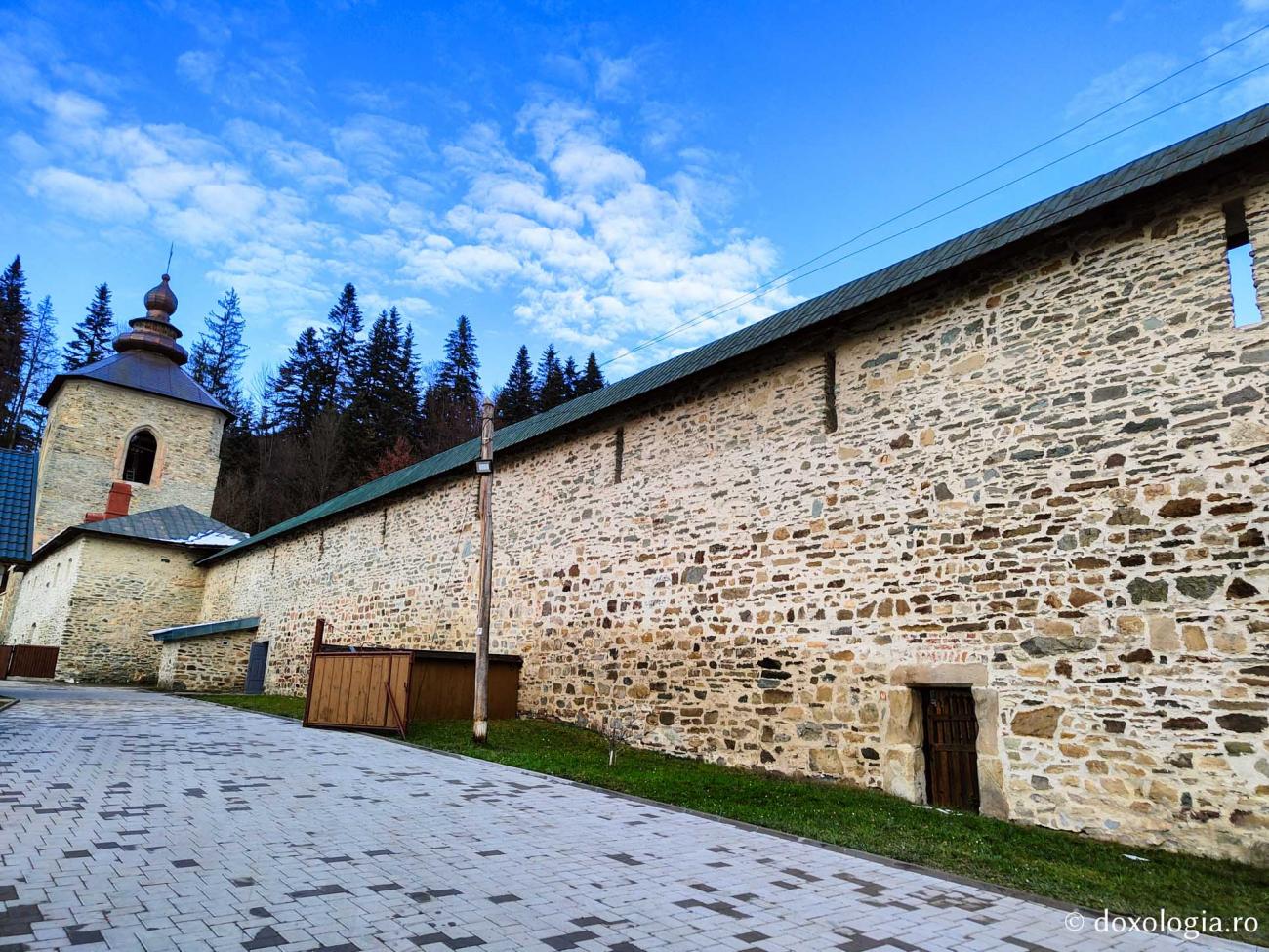 (Foto) Liniștea de la Mănăstirea Slatina | Doxologia