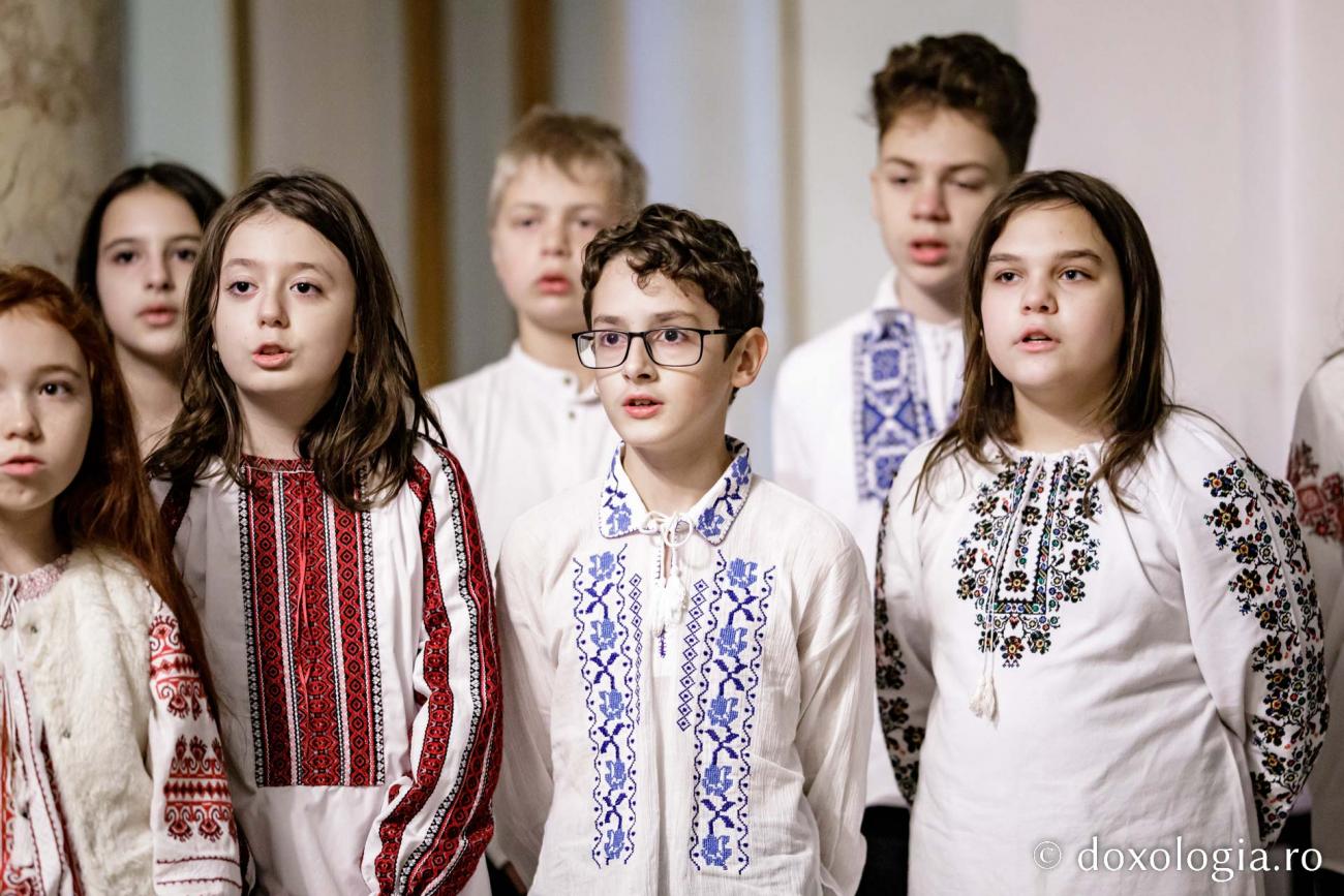 (Foto) Școala „Prof. Mihai Dimitriu”, Valea Lupului – Colindători la ...